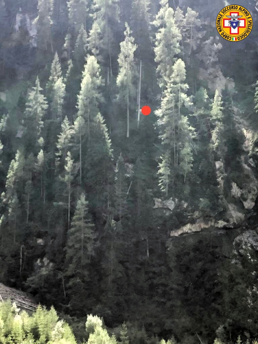 Monte Fertazza, coppia bloccata sopra salti di roccia