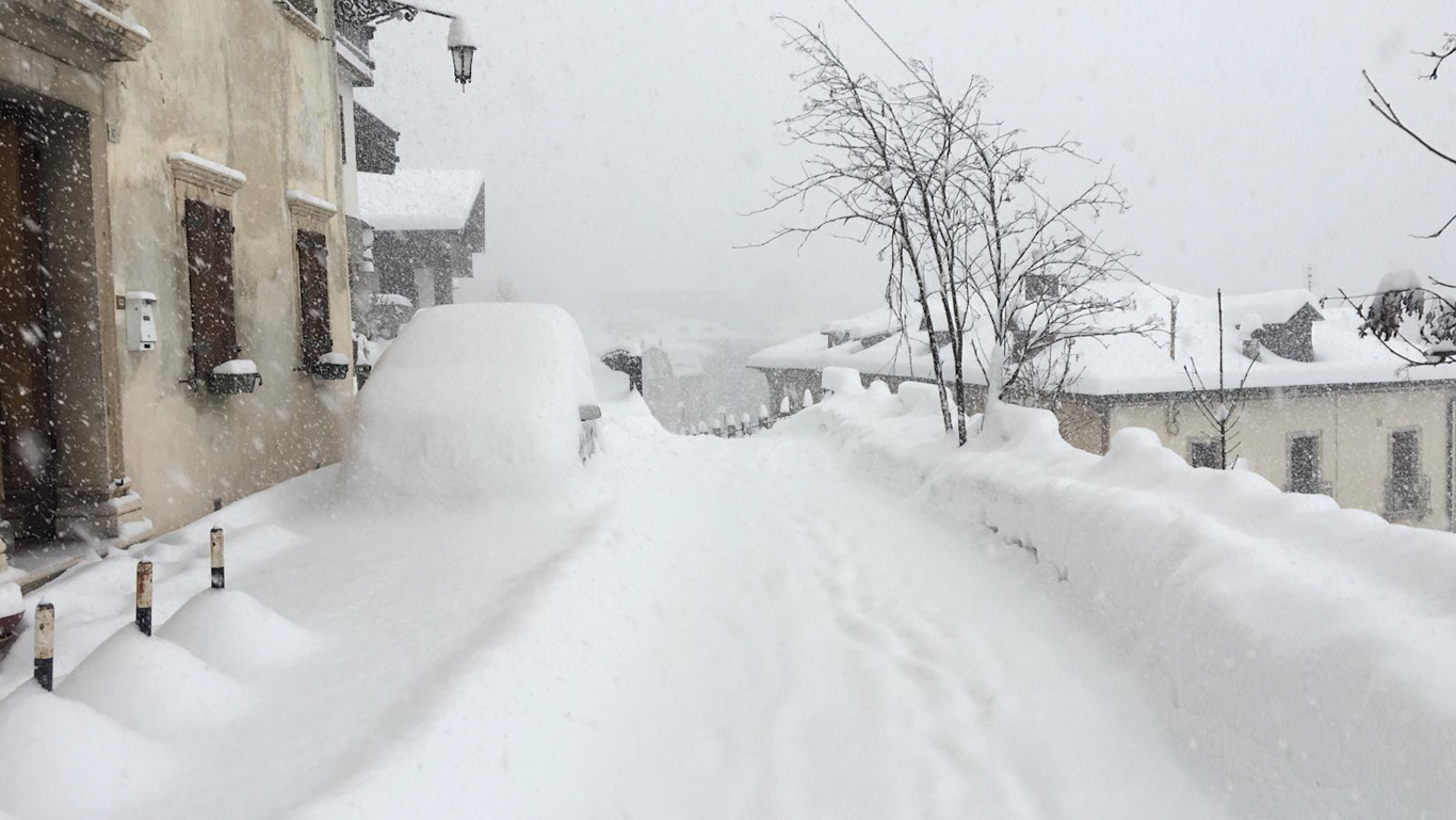 Neve ventata e valanghe, chiuse quattro strade
