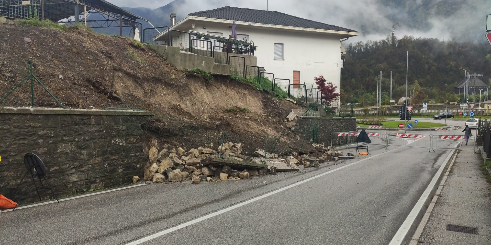 Maltempo, crolla un altro pezzo di muro della Panoramica: chiusa